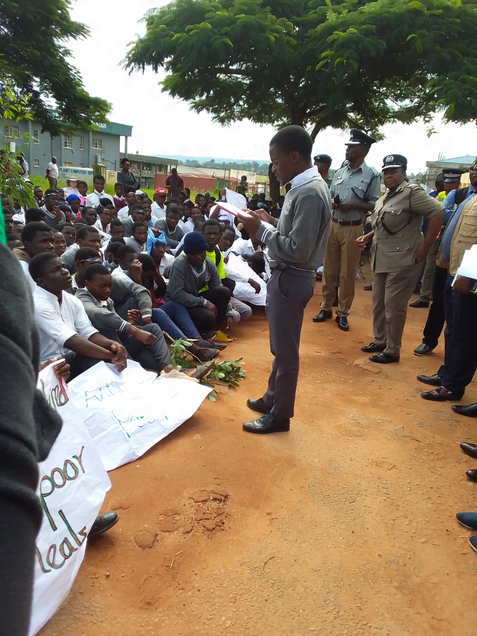 Nankhumwa moves in, to accord DPP supporter Keith Ngomani decent burial ...