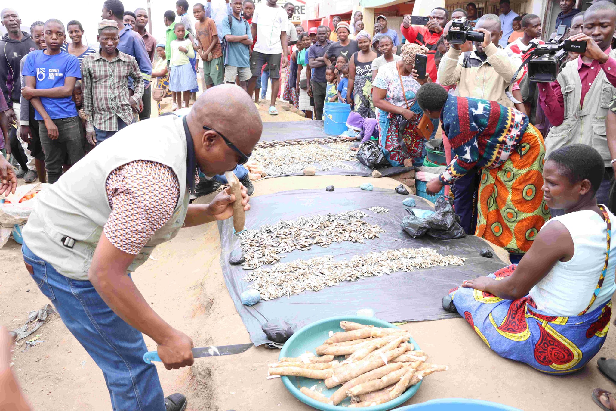 VP Michael Usi invades Chirimba Market, captured eating cassava – Face ...